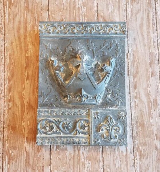 Hand Painted Gray French Plaque w/ Fleur De Lis and Crown